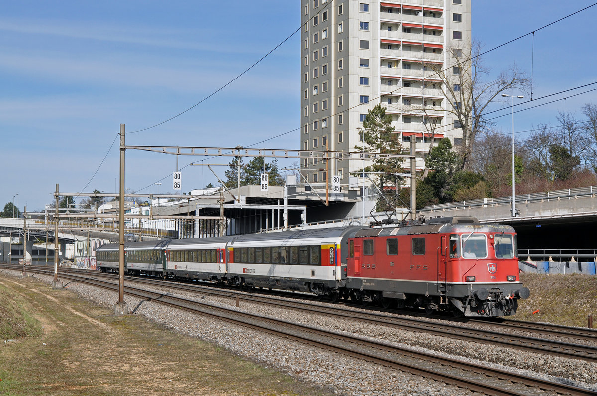 Re 4/4 II 11155 fährt Richtung Bahnhof Muttenz - Bahnbilder.de