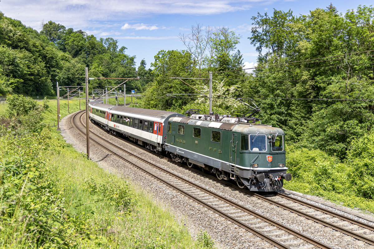Re 4/4 II 11161 ist mit einem "Fussball"-Extrazug unterwegs von Thun nach Wil SG - Bahnbilder.de