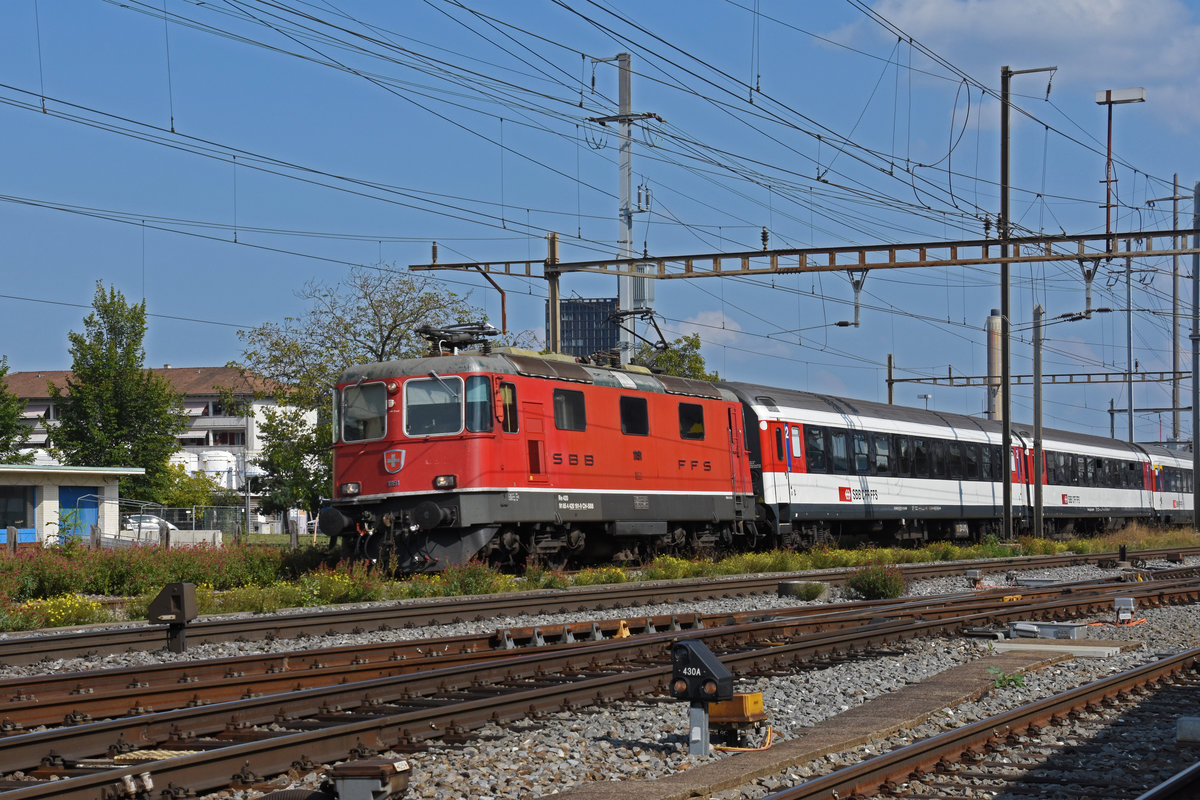 Re 4/4 II 11191 durchfährt den Bahnhof Pratteln - Bahnbilder.de