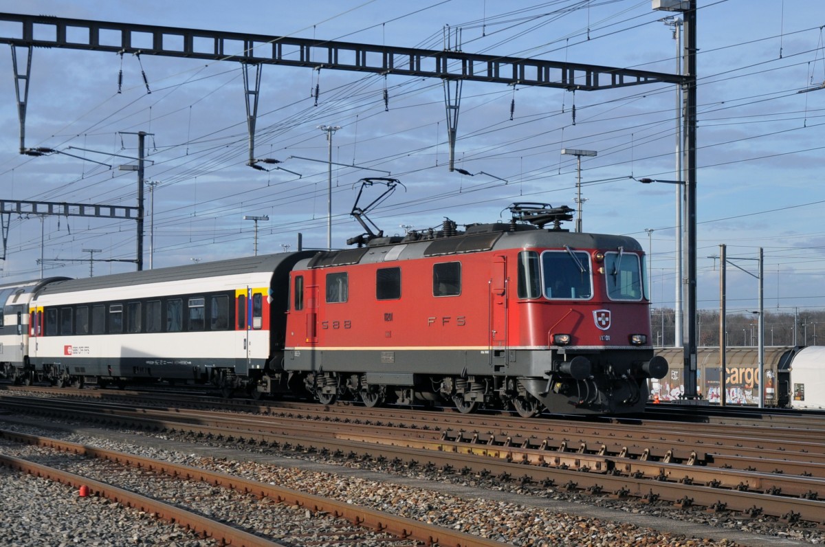Re 4/4 II 11201 durchfährt den Bahnhof Muttenz - Bahnbilder.de
