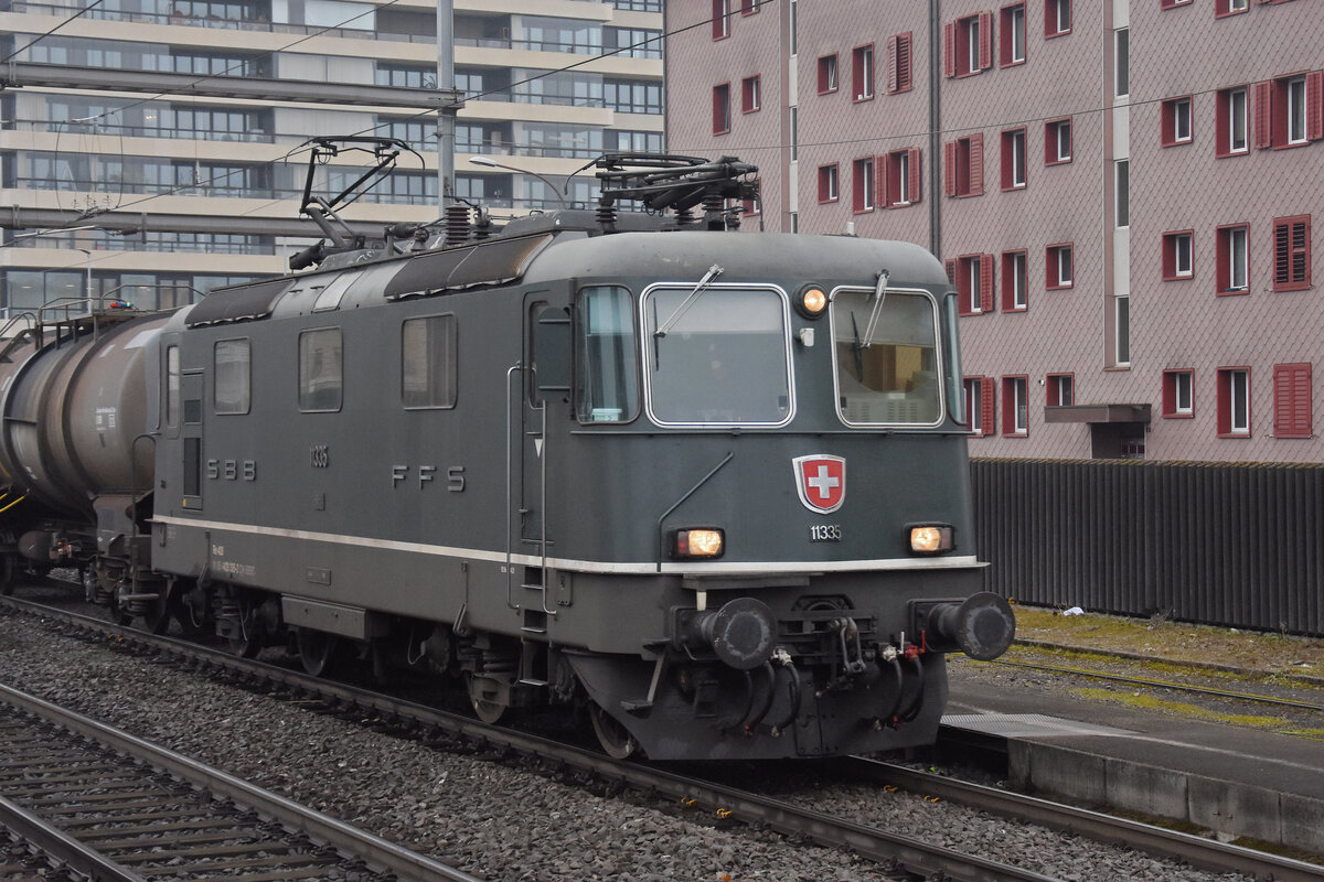 Re 4/4 II 11335 der DB durchfährt am 06.02.2024 den Bahnhof Pratteln ...