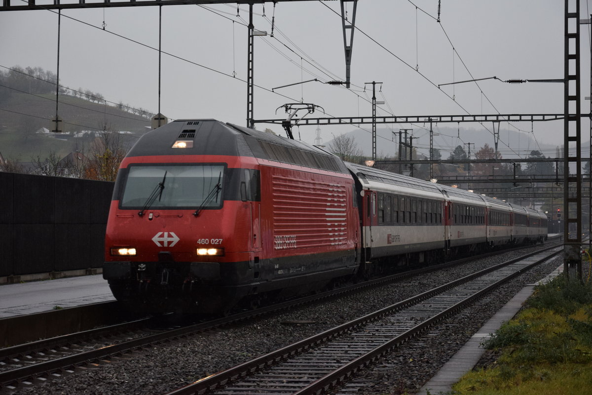 Re 460 027 kämpft sich am Nachmittag des 10.11.2017 in Gelterkinden mit ihrem Schnellzug durch ...