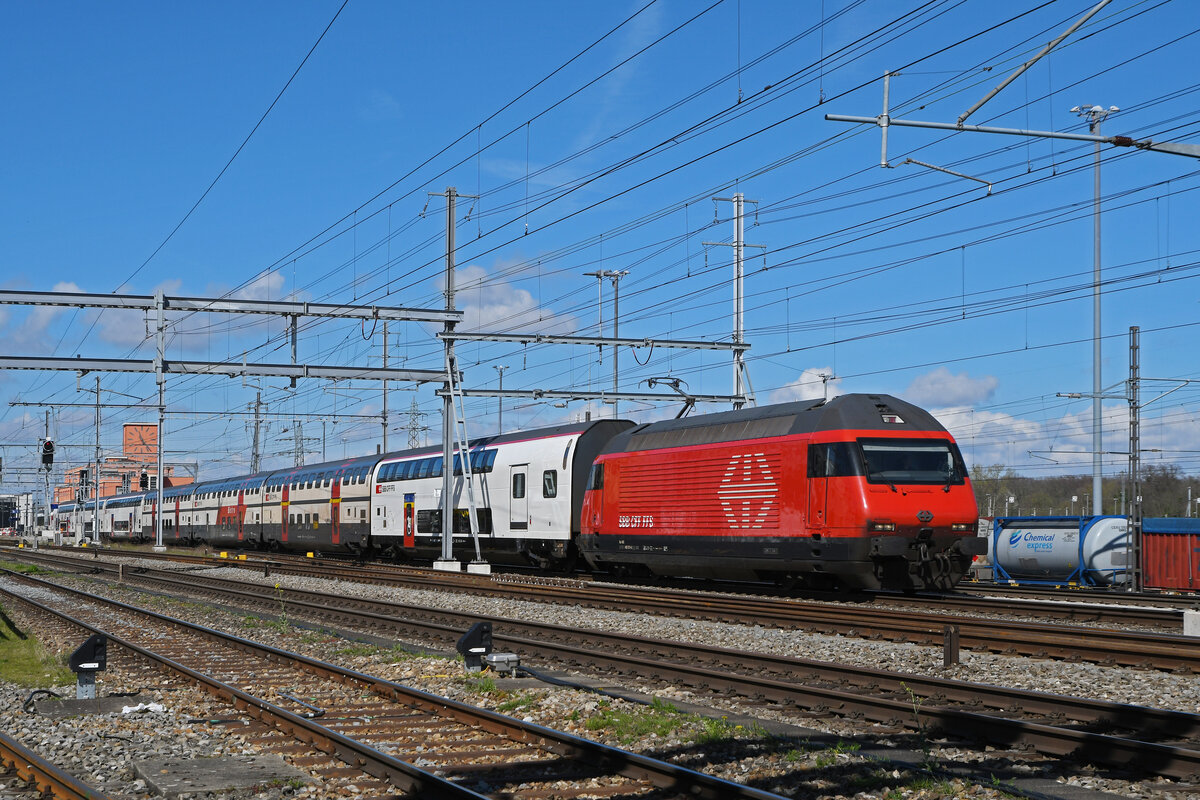 Re 460 074-8 durchfährt am 25.03.2024 den Bahnhof Muttenz - Bahnbilder.de