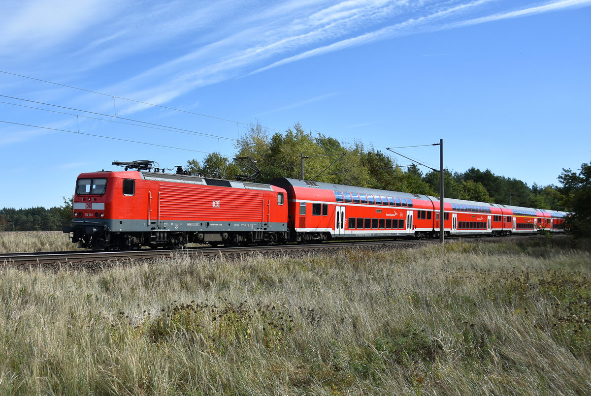 RE1 des Hanse-Express mit der schicken 114 005-2 in Front, kurz vor der Einfahrt am Bahnhof ...