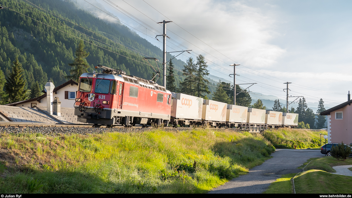 RhB Ge 4/4 II 631 "Untervaz" mit Güterzug am 8. Juli 2020 in Bever - Bahnbilder.de