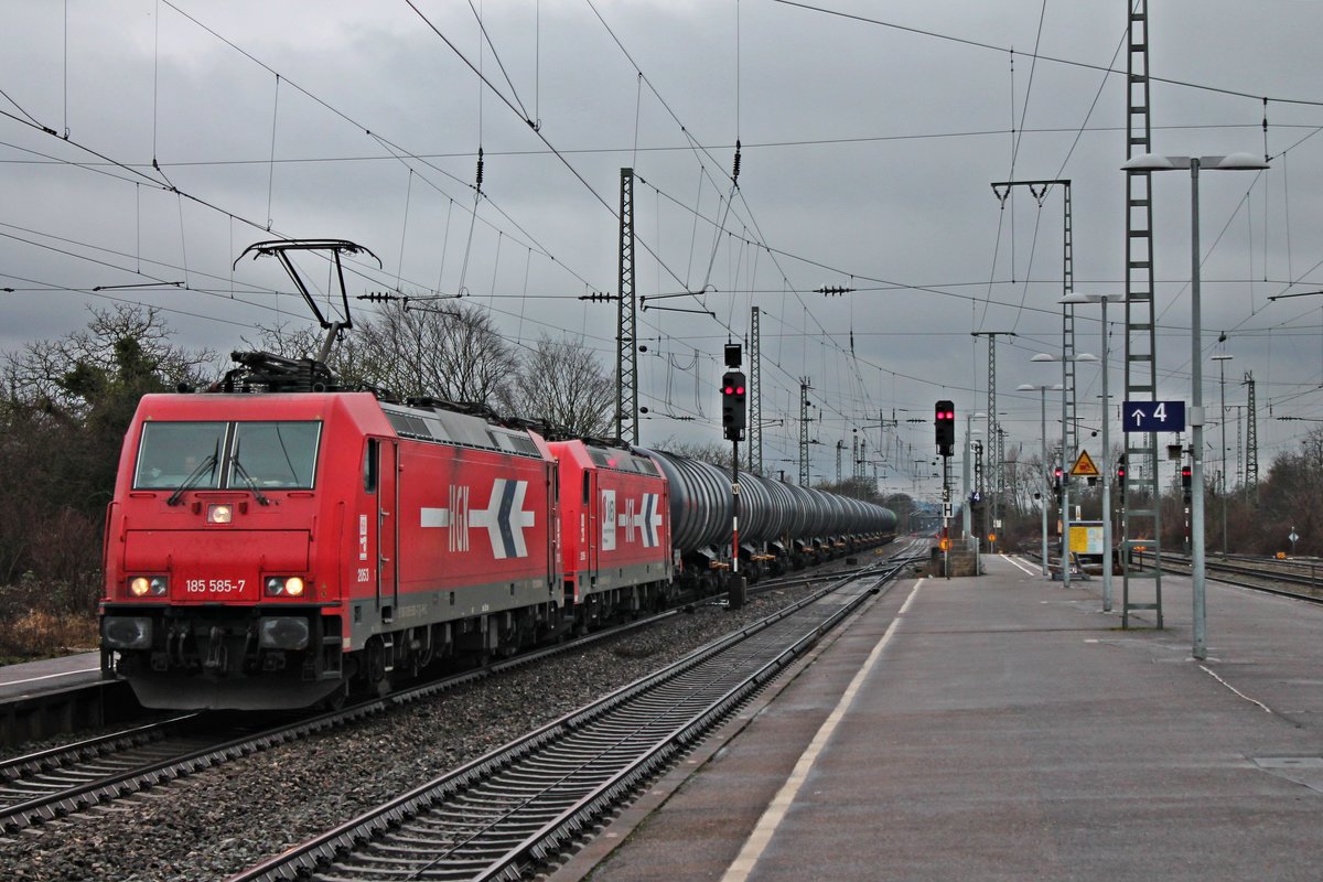 RHC 2053 (185 585-7) am 17.01.2015 mit einem Kesselwagnezug und der kalt mitlaufenden RHC 2056 ...