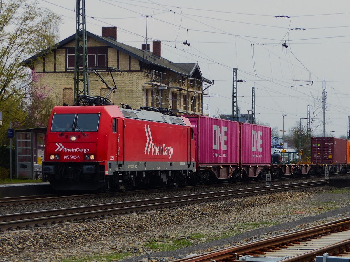 RheinCargo 185 582 mit Container-Zug in Kattenvenne, 06.04.2023 - Bahnbilder.de