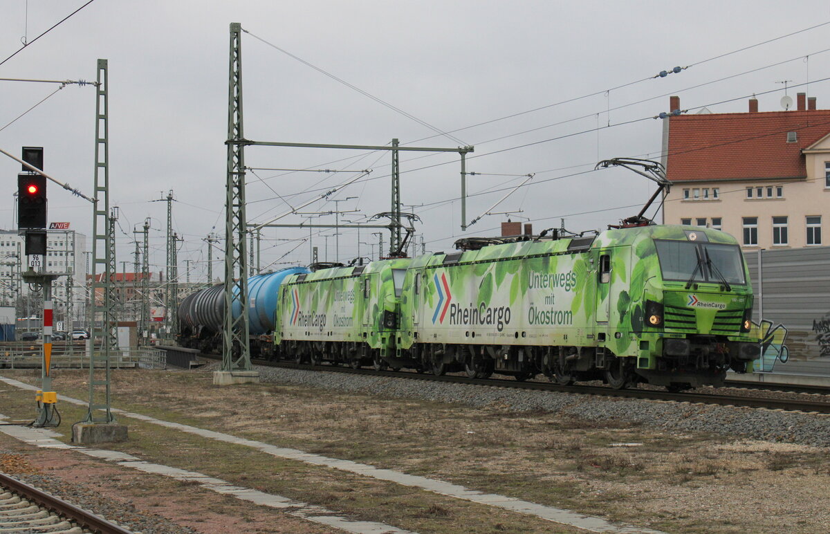 RheinCargo 192 031 + 192 032 mit Kesselwagen Richtung Erfurt, am 13.02.2023 in Halle (S) Hbf ...