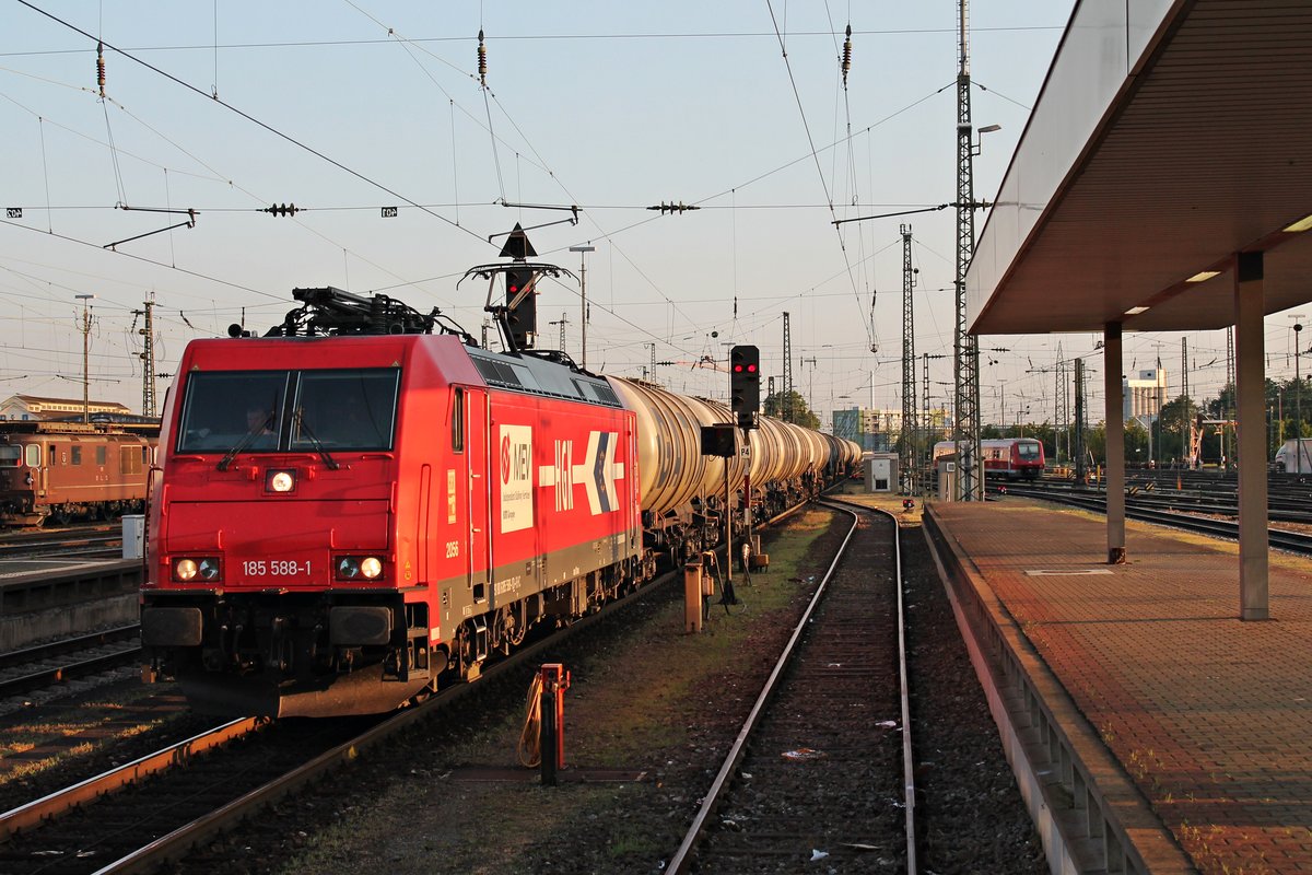 RheinCargo 2056 (185 588-1) bei der Durchfahrt mit einem Kesselwagenzug am frühen Morgen des 16. ...