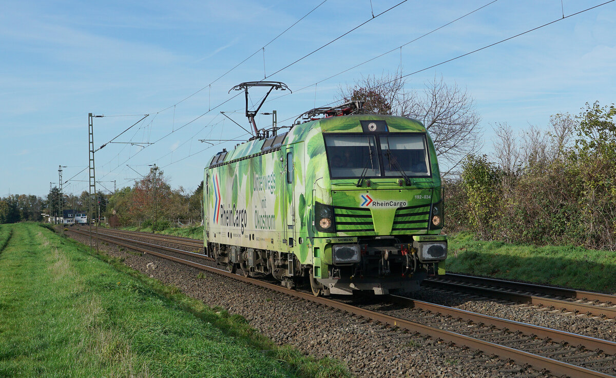 RheinCargo Lokomotive 192 034 am 26.10.2022 in Kaarst - Bahnbilder.de