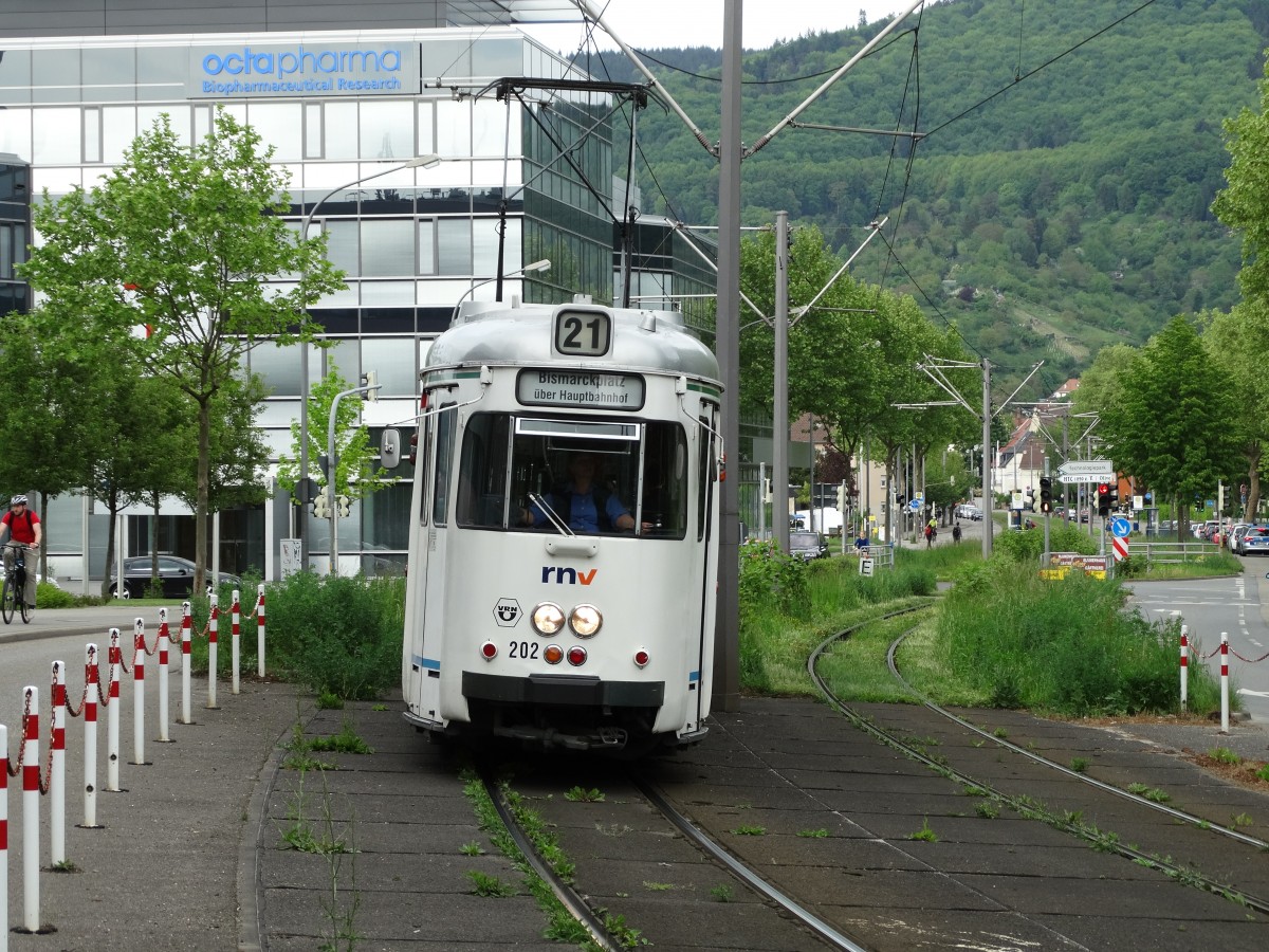 RNV Düwag GT8 202 am 08.05.15 in Heidelberg Neuenheimer Feld - Bahnbilder.de