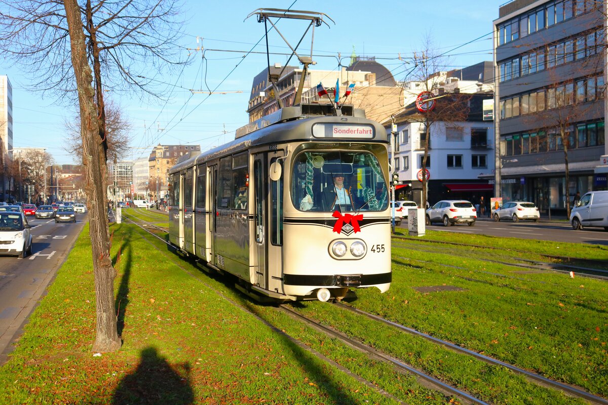 RNV Straßenbahn Mannheim mit Düwag Typ Mannheim Wagen 455 am 30.11.24 in der Innenstadt als ...