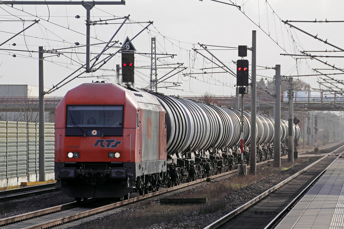 RTS 2143.005 und 2143.032 mit dem 93001 auf der Fahrt von Fischamend ...