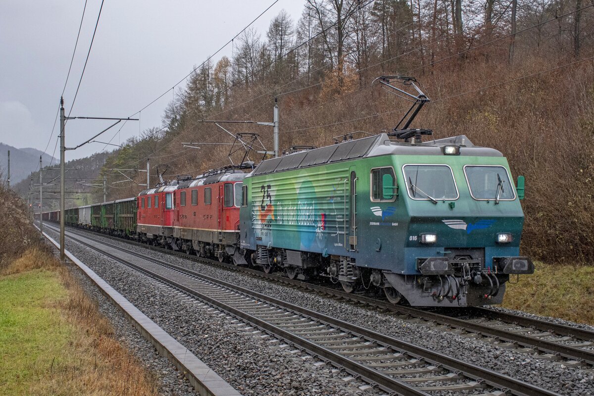 Rübenkampagne 2021: EDG Re 446 016-8 ist zusammen mit den SBB Re 4/4 II 11154 und 11198 bei ...