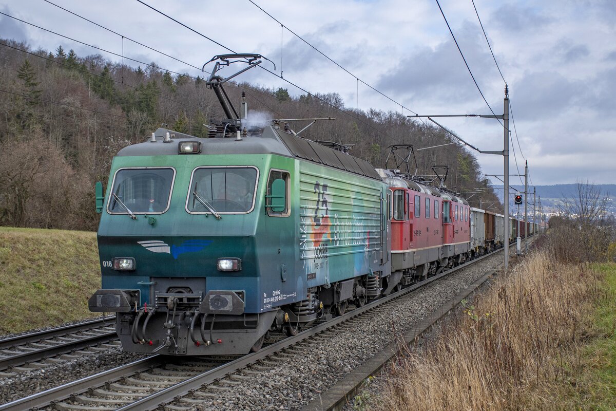 Rübenkampagne 2021: Re 446 016-8 ist zusammen mit den beiden SBB Re 4/4 II 11154 und 11156 und ...