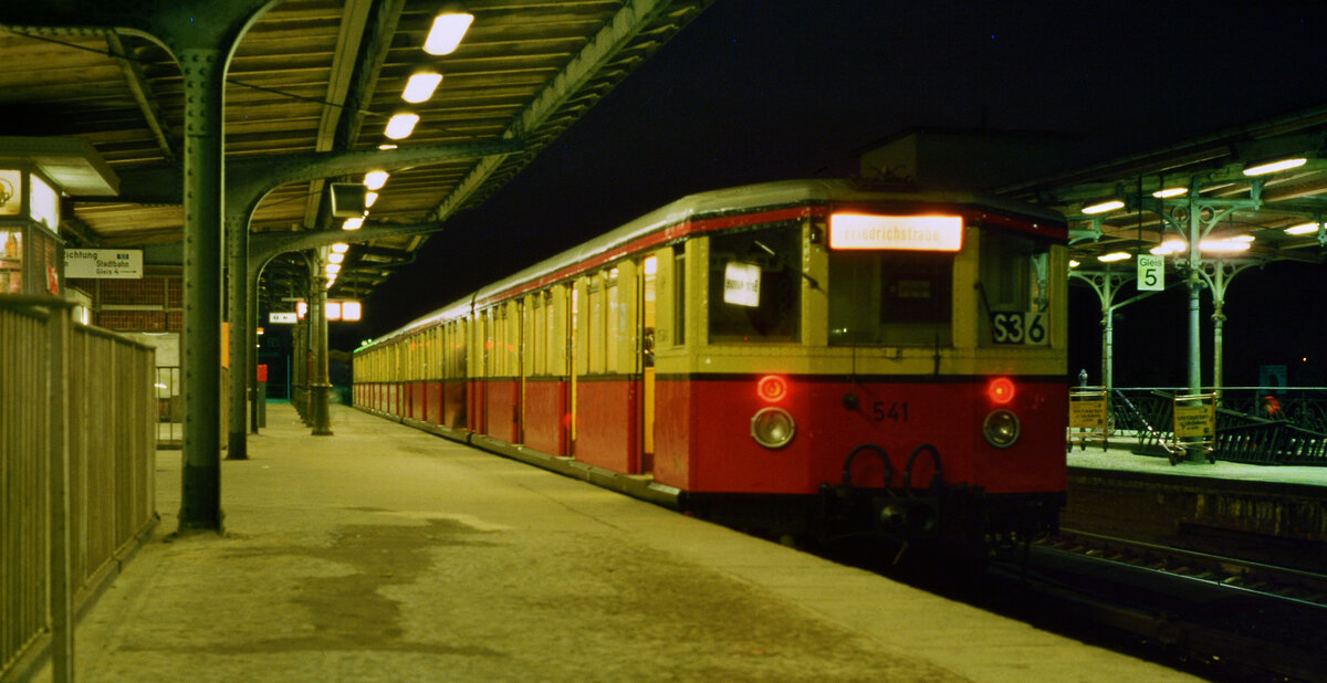 Die Berliner "Weihnachts-S-Bahn" ist unterwegs. Der 4-Wagen-Zug, bestehend aus dem Viertelzug ET ...