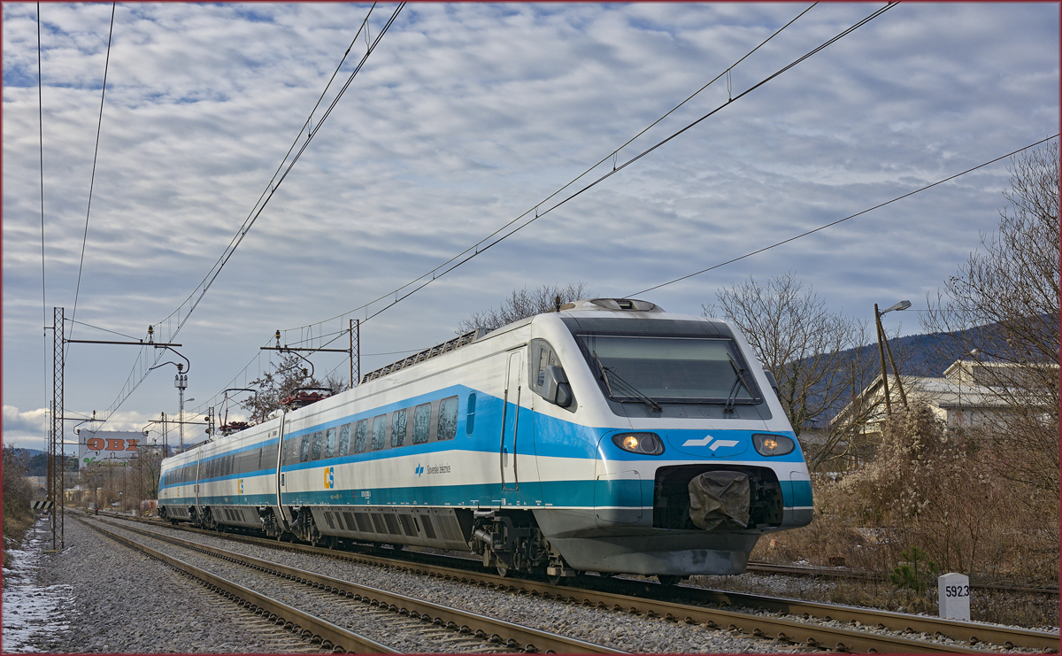 SŽ 310-? fährt durch Maribor-Tabor Richtung Maribor HBF - Bahnbilder.de