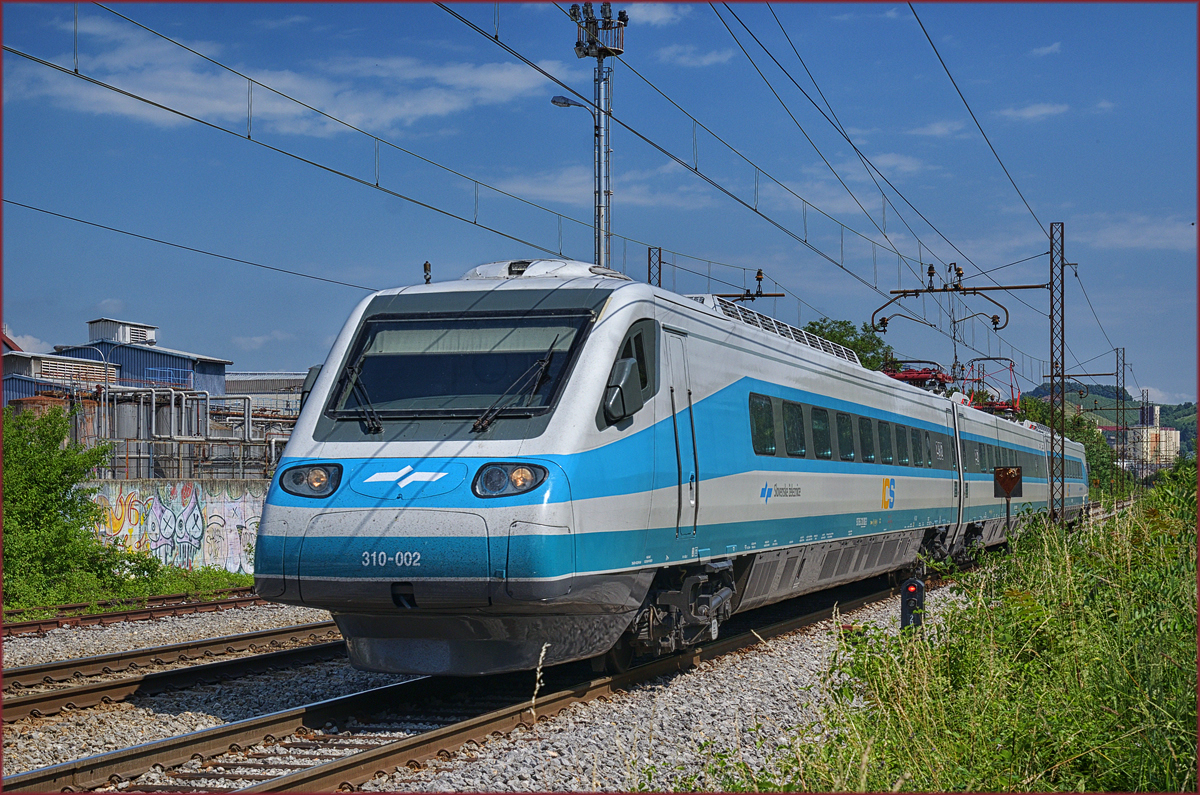 SŽ 310-002 fährt durch Maribor-Tabor Richtung Ljubljana - Bahnbilder.de