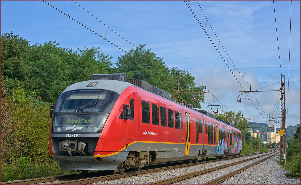 SŽ 312-104 fährt durch Maribor-Tabor Richtung Zidani Most - Bahnbilder.de