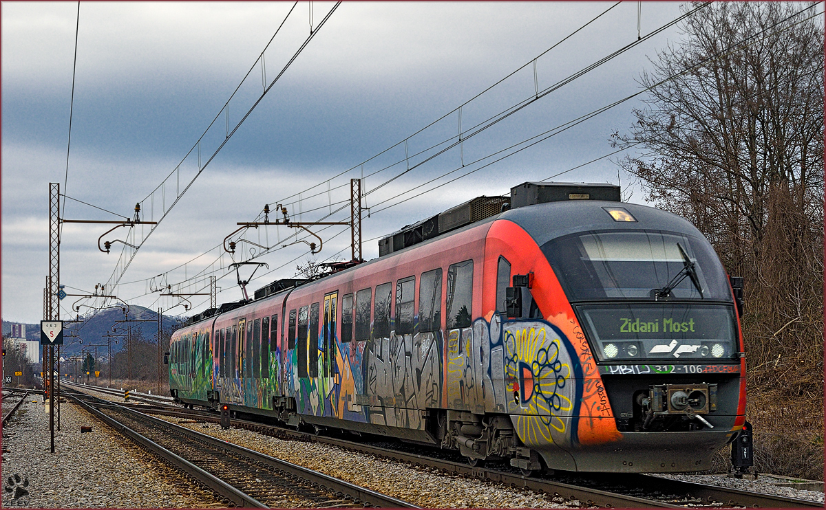 SŽ 312-106 fährt durch Maribor-Tabor Richtung Zidani Most - Bahnbilder.de