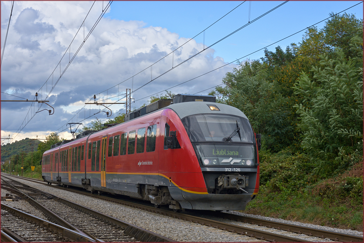 SŽ 312-126 fährt durch Maribor-Tabor Richtung Ljubljana - Bahnbilder.de