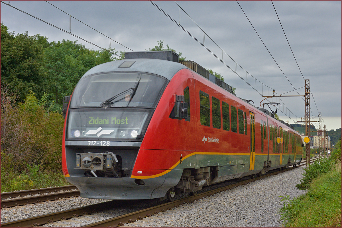 SŽ 312-128 fährt durch Maribor-Tabor Richtung Zidani Most - Bahnbilder.de