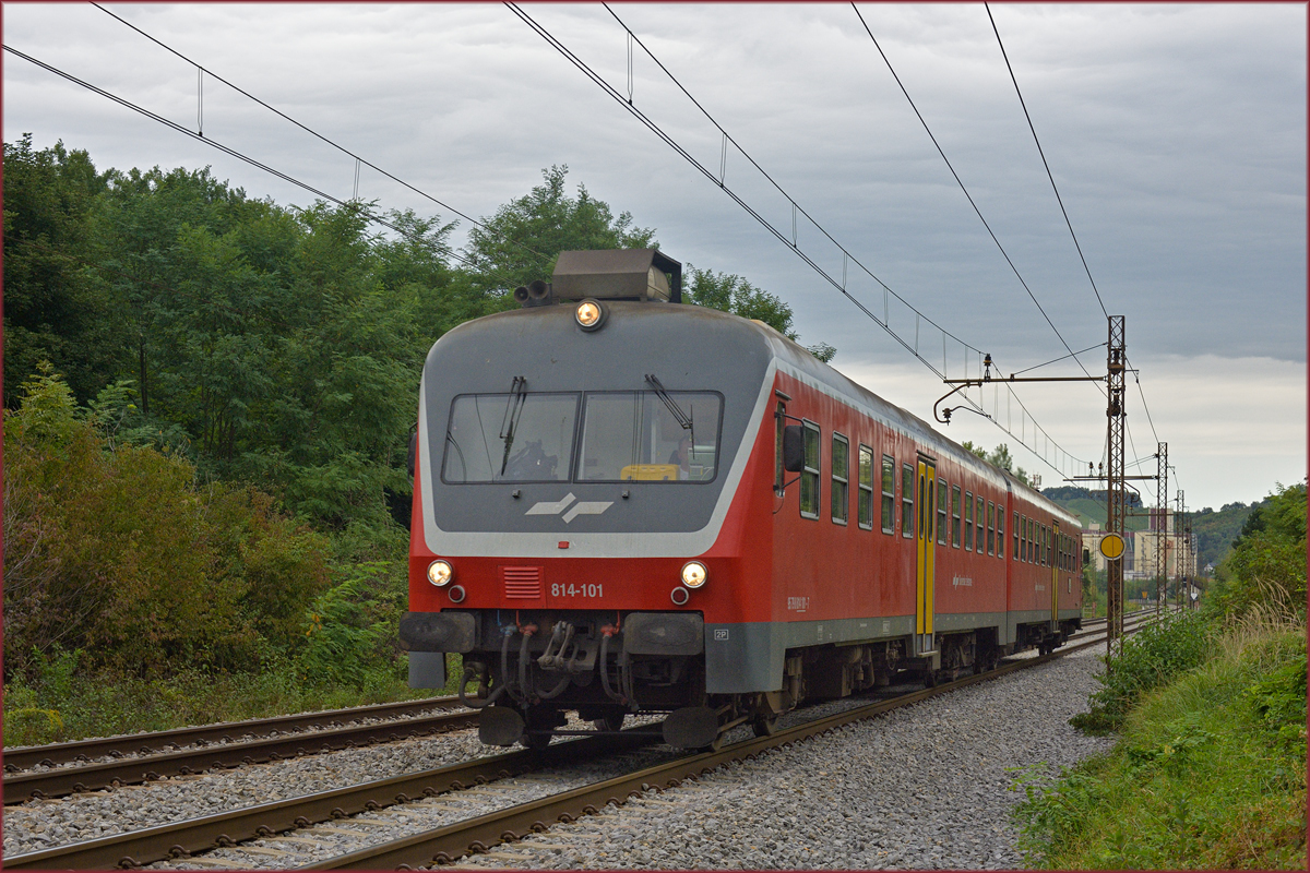 SŽ 814-101 fährt durch Maribor-Tabor Richtung Ormož - Bahnbilder.de