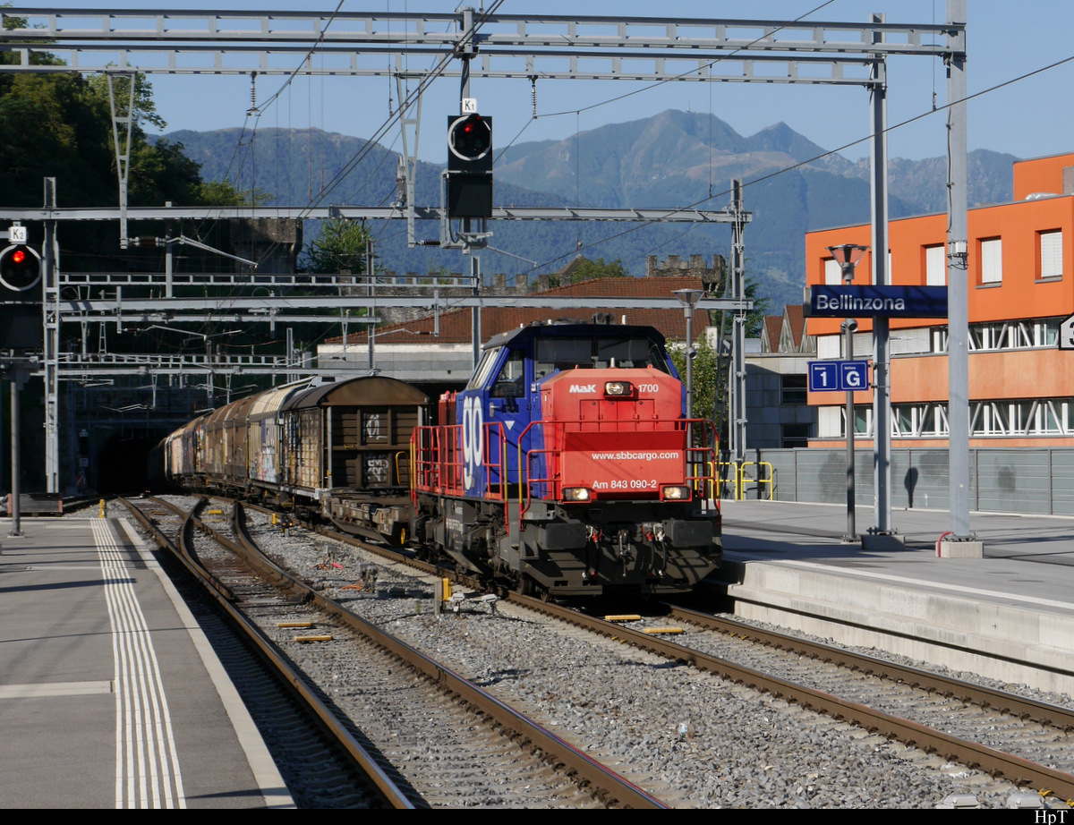 SBB - Am 843 090-2 mit Güterwagen bei der durchfahrt im Bahnhof von Bellinzona am 31.07.2020 ...