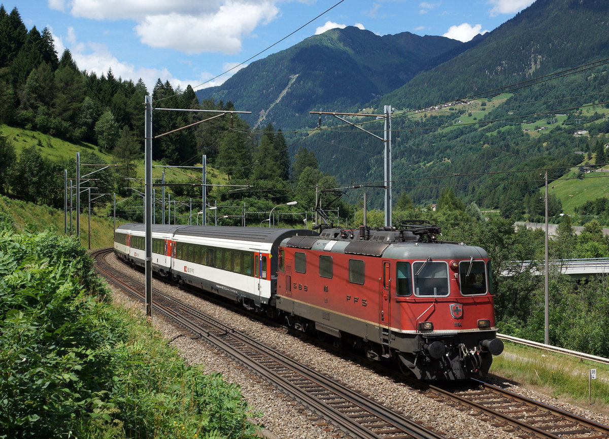 SBB: IR Basel-Locarno mit der Re 4/4 II 11194 auf der Gotthard-Südrampe am 28. Juli 2016. Foto ...