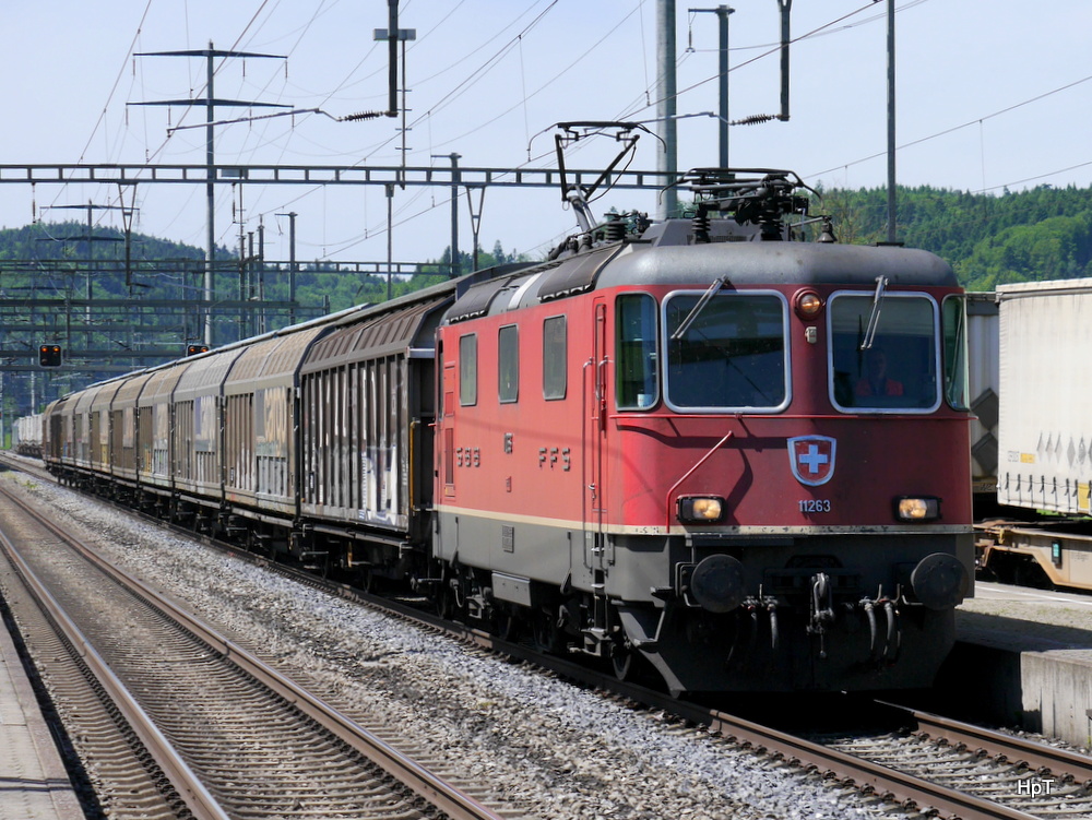 SBB - Re 4/4 11263 mit Güterzug unterwegs in Wynigen am 20.05.2014 - Bahnbilder.de