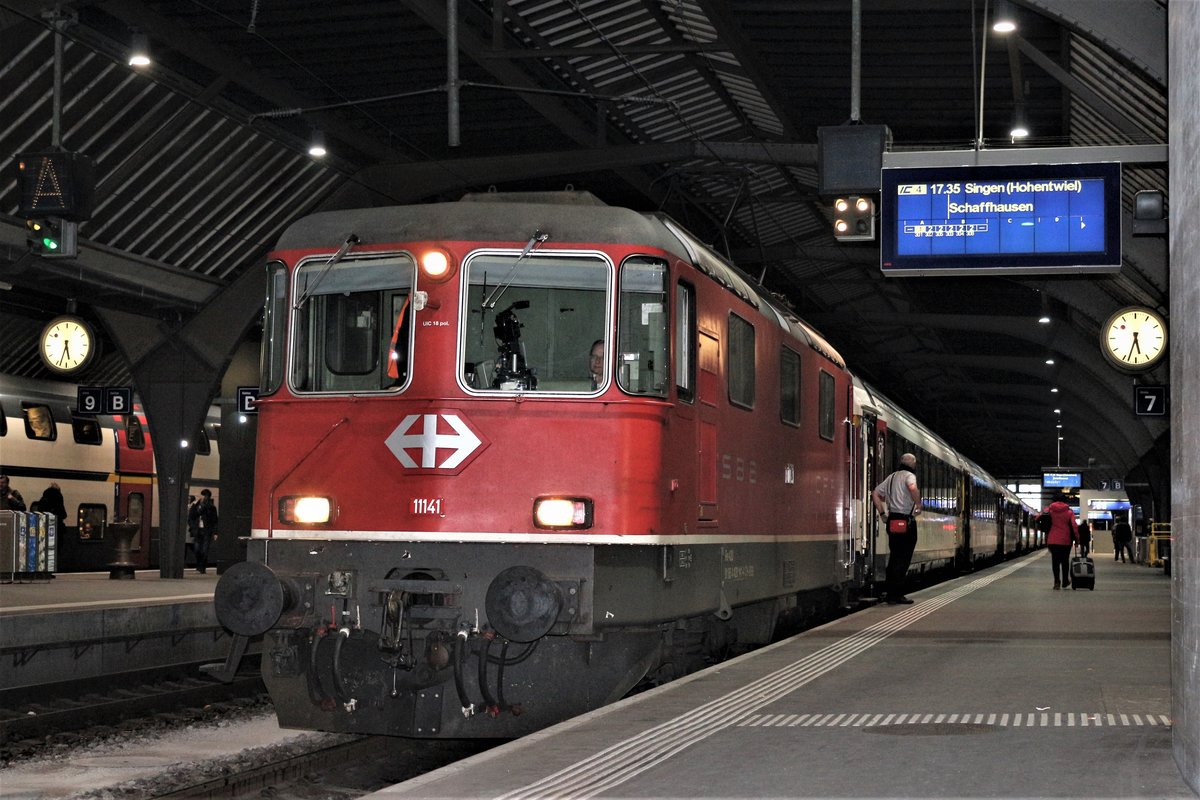 SBB Re 4/4 II Nr. 11141 ex Swiss Express mit IC 4 von Zürich HB via Schaffhausen nach Singen ...