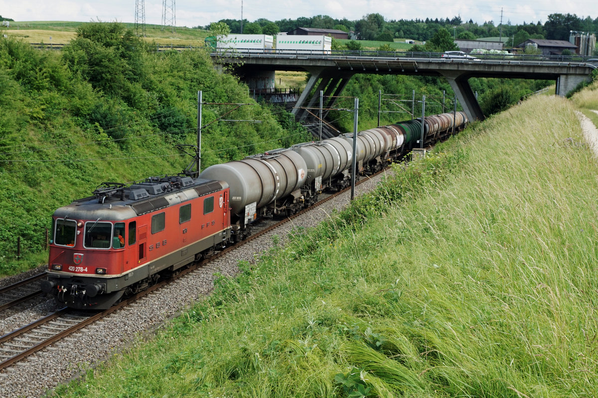 SBB: Re 4/4II 420 278-4 CHAM mit einem Ölzug aus der Westschweiz bei Niederbipp in Richtung ...