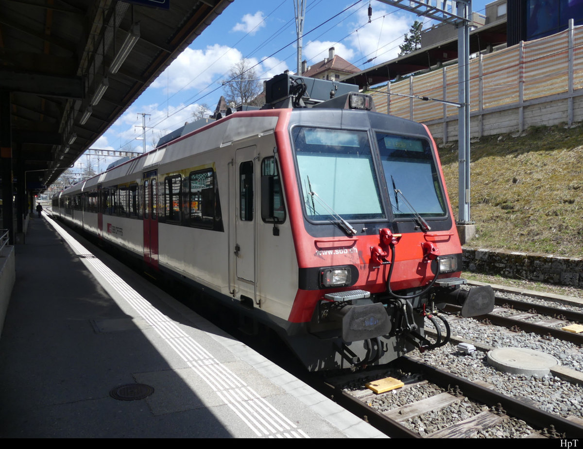 SBB - Regio nach Le Locle an der Spitze der Steuerwagen ABt 50 85 39-43 855-8 im Bahnhof von La ...