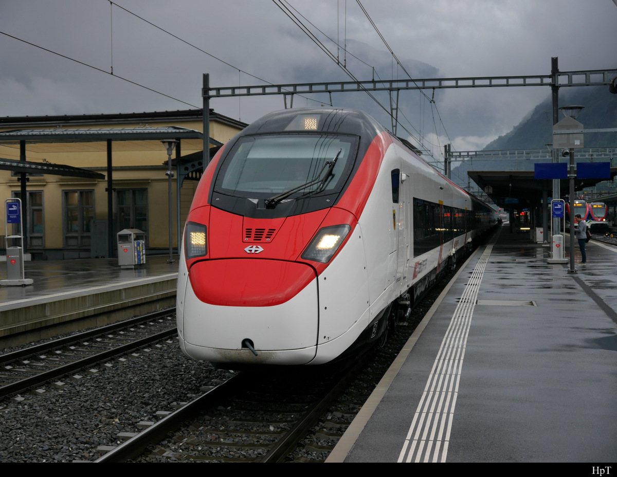SBB - Triebzug RABe 501 007-5 von Zürich nach Milano im Bahnhof von Bellinzona am 02.10.2020 ...