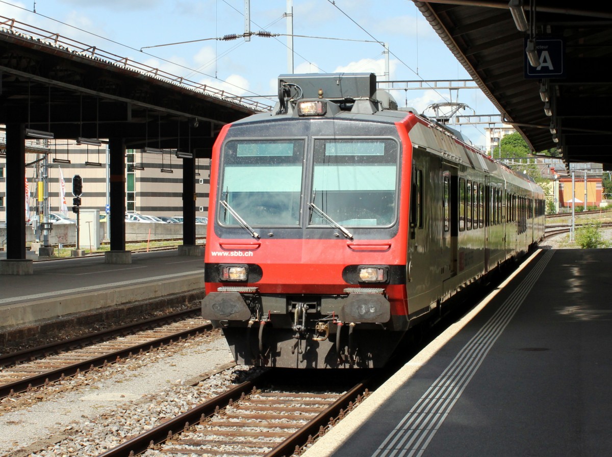 SBB: Triebzug der Serie RBDe 4/4 560 Bahnhof La Chaux-de-Fonds am 9. Juli 2015. - Bahnbilder.de