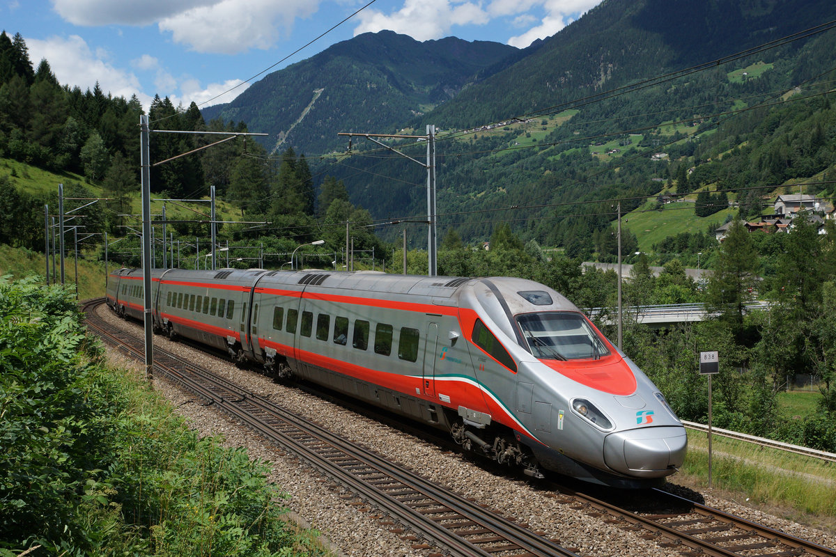 SBB/FS: EC mit FS Trenitalia ETR 610 auf der Fahrt in Richtung Milano Centrale auf der Gotthard ...