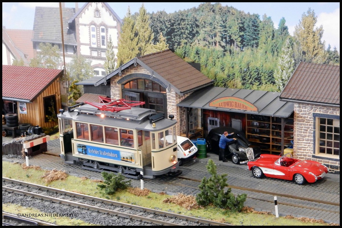 Schnappschüsse von der Modellbau-Messe in Kassel: Kleine Straßenbahn, Bestandteil einer LGB ...
