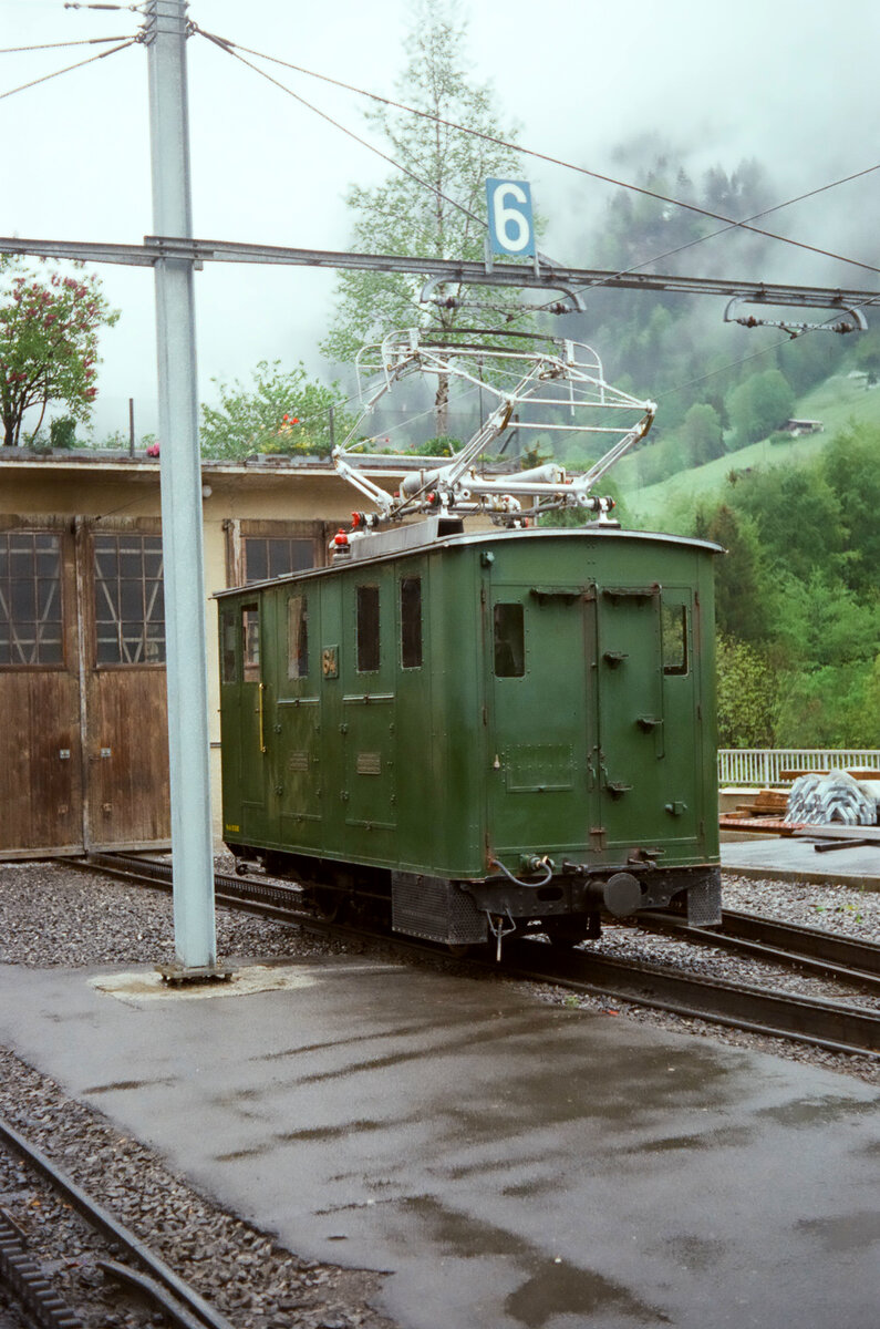 Ein Zug der Schweizer Schynige Platte Bahn vor dem Wagenschuppen in ...