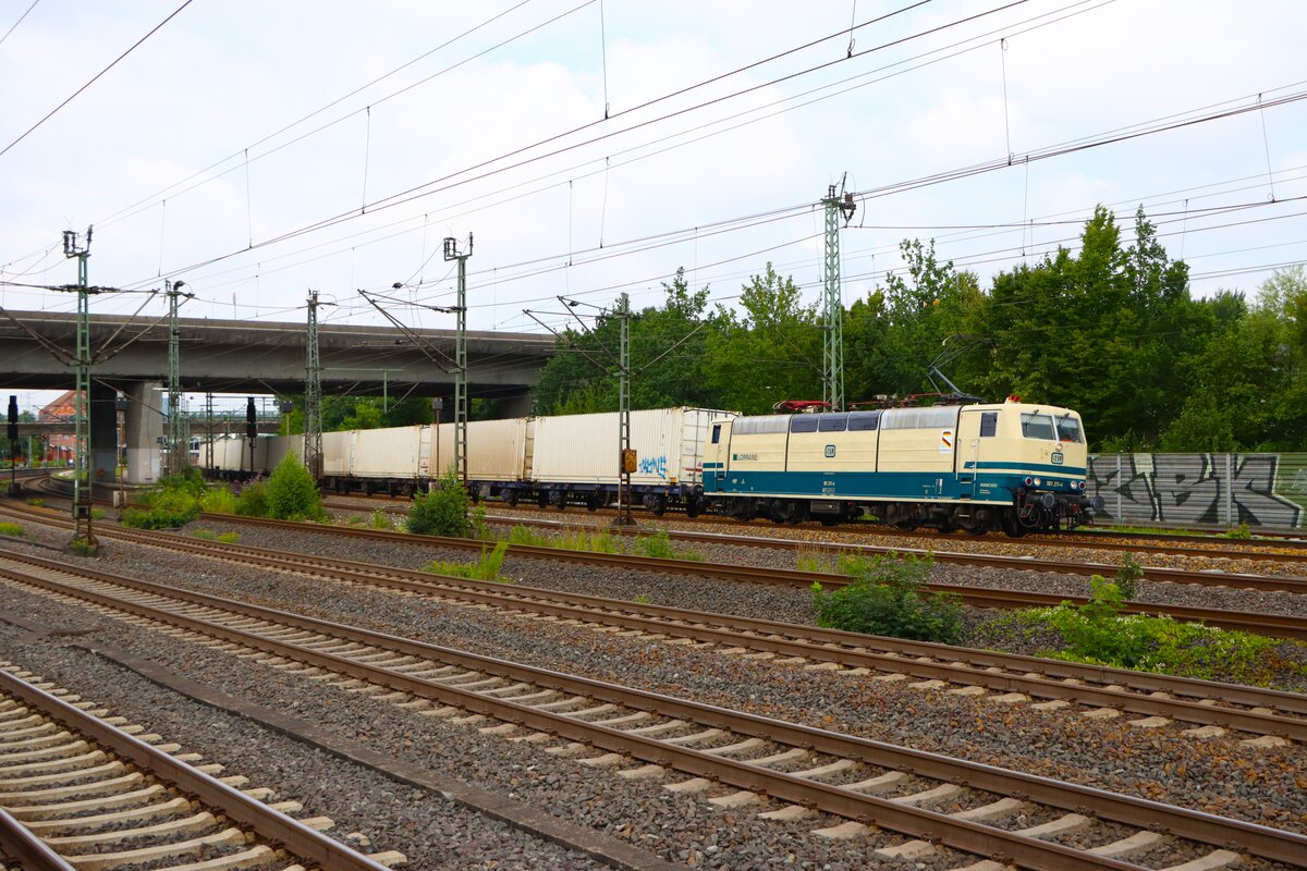 SEL 181 211-4 mit Containerzug in Hamburg Harburg am 18.07.25 vom Bahnsteig aus fotografiert ...