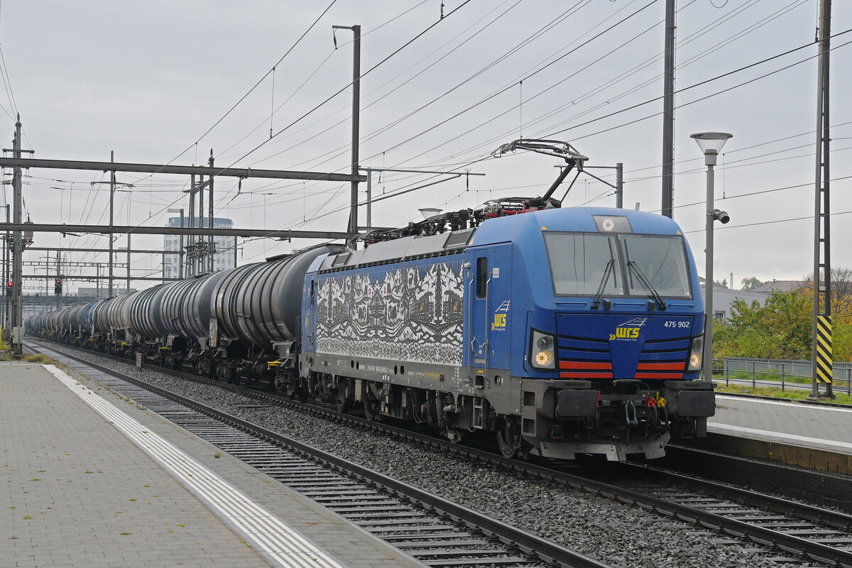 Siemens Vectron 475 902-3 der WRS durchfährt am 20.10.2025 den Bahnhof Pratteln - Bahnbilder.de