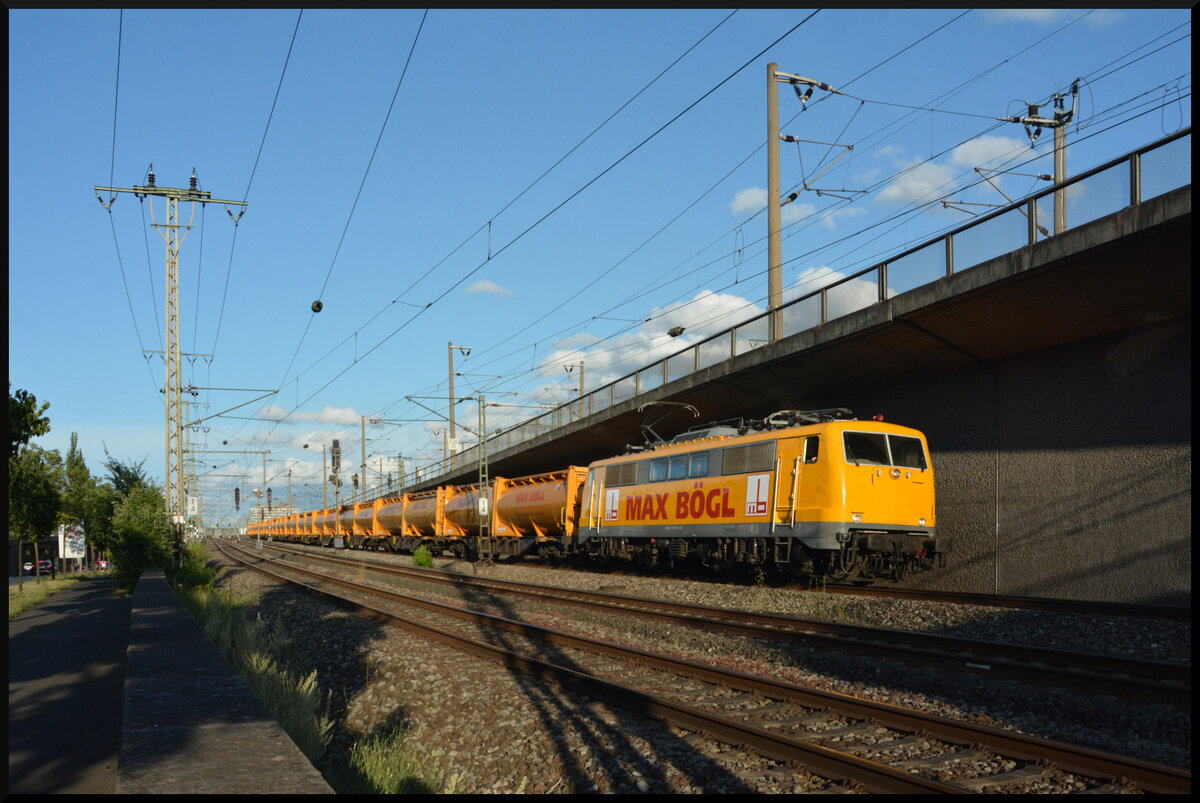 Am 8 Mai 2025 passiert der noch DB Regiofarben tragender TRI 111 158 ...