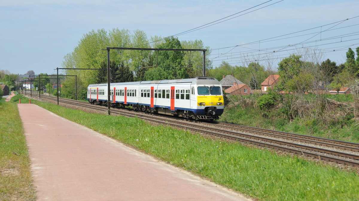 SNCB-Triebzug 440 der Serie AM80 auf dem Weg Richtung Tongeren - Bahnbilder.de