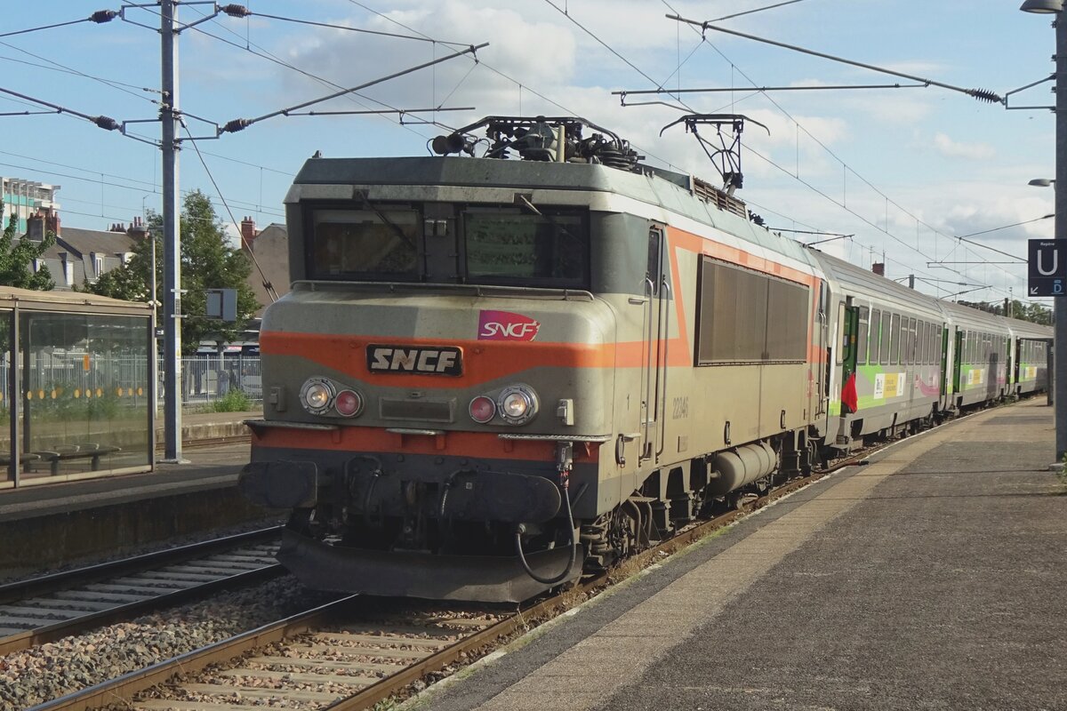 SNCF 22346 hat soeben Kopf gemacht in Nevers und steht wieder vor den REMI-Express IC nach Paris ...