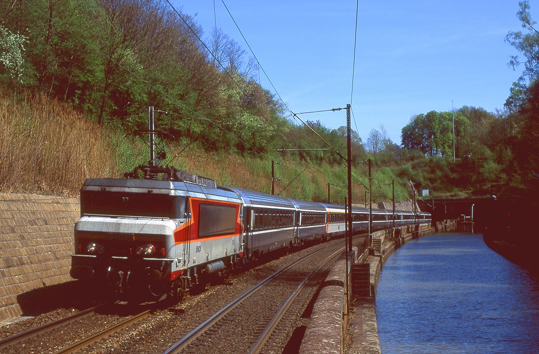 SNCF BB 15064, Arzviller, 1604, 25.04.2000. - Bahnbilder.de