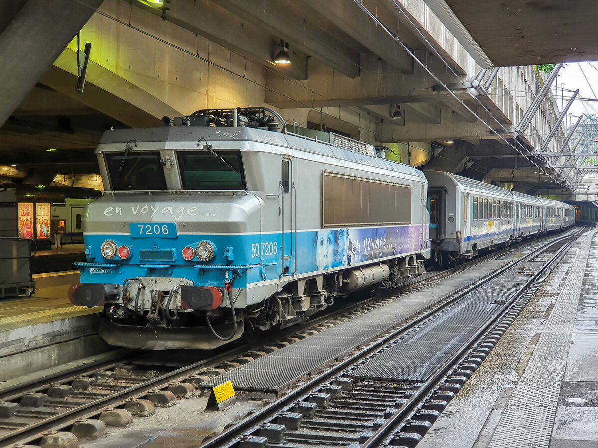 SNCF BB 7206 mit einem TER in Paris Gare Montparnasse, 27.07.2021. - Bahnbilder.de
