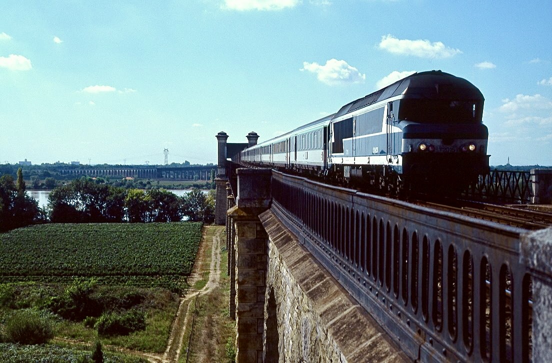 Die mächtige SNCF CC 72064 wartet mit einem Schnellzug in Tours auf die ...