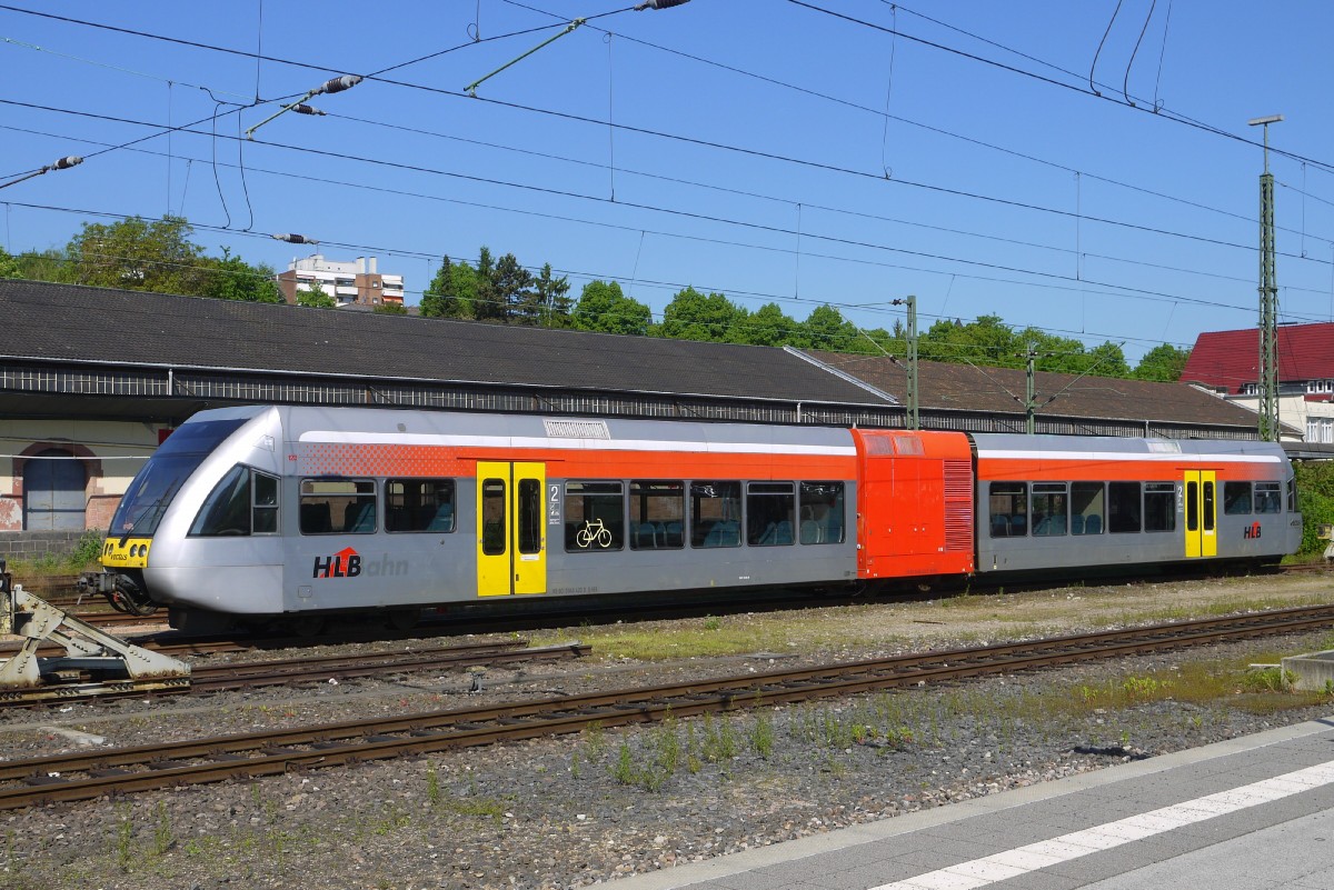 Stadler-GTw 2/6 646 423 der HLB, geparkt im Außenbereich des Wiesbadener Hauptbahnhofs, 13.5.15 ...