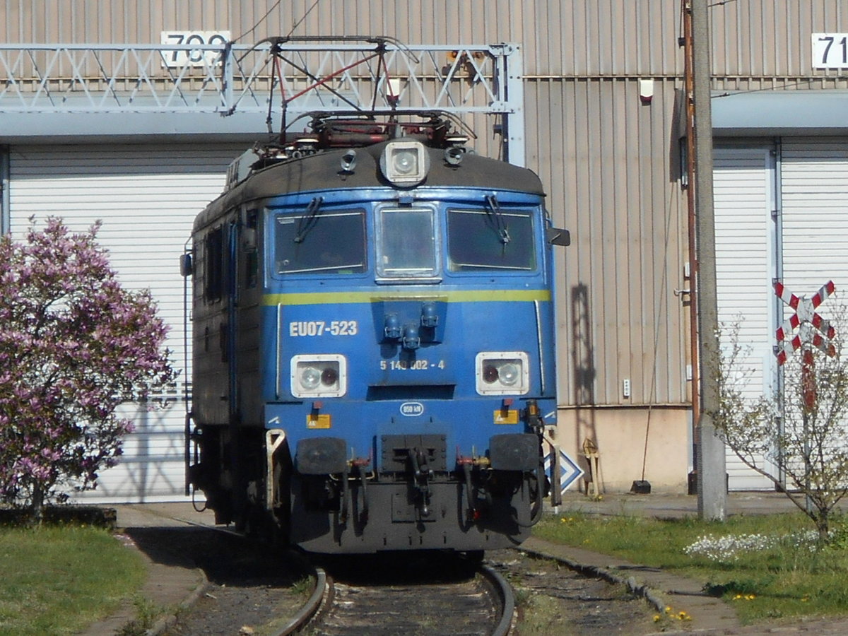 Startklar für die Ausfahrt,am 20.April 2019,die EU07-523 in Szczecin Port Centralny - Bahnbilder.de