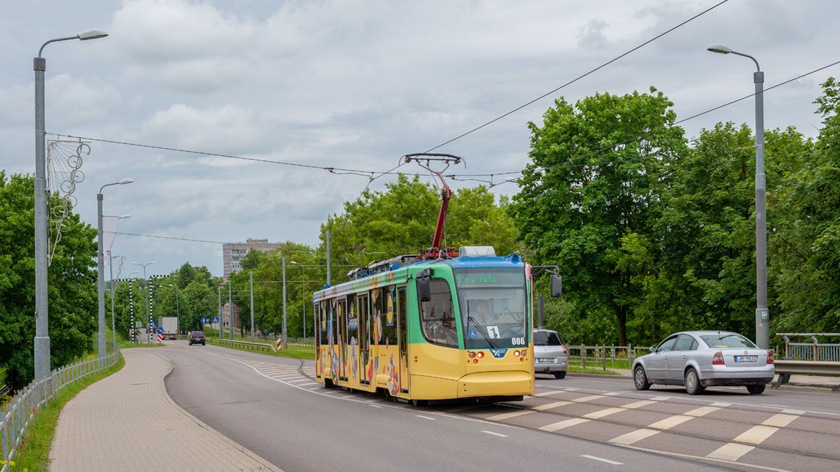 Straßenbahn 71-623-02 #006 der Linie 1 am 21.06.2022, 18. novembra iela, Daugavpils - Bahnbilder.de
