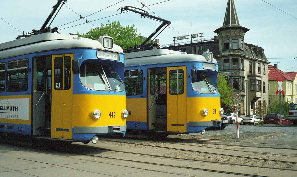 Straßenbahn Gotha__Tw 442 [GT6; DUEWAG 1967, ex Mannheim 1991] und Tw 318 [GT6; DUEWAG 1960, ex ...